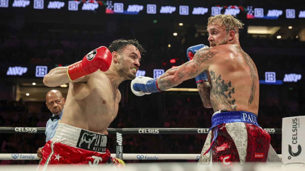 Jake Paul vence por decisión unánime al excampeón de los medianos Julio ...