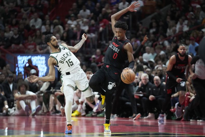 Antetokounmpo y Lillard se combinan para 65 puntos y Bucks avanzan al derrotar 131-124 al Heat