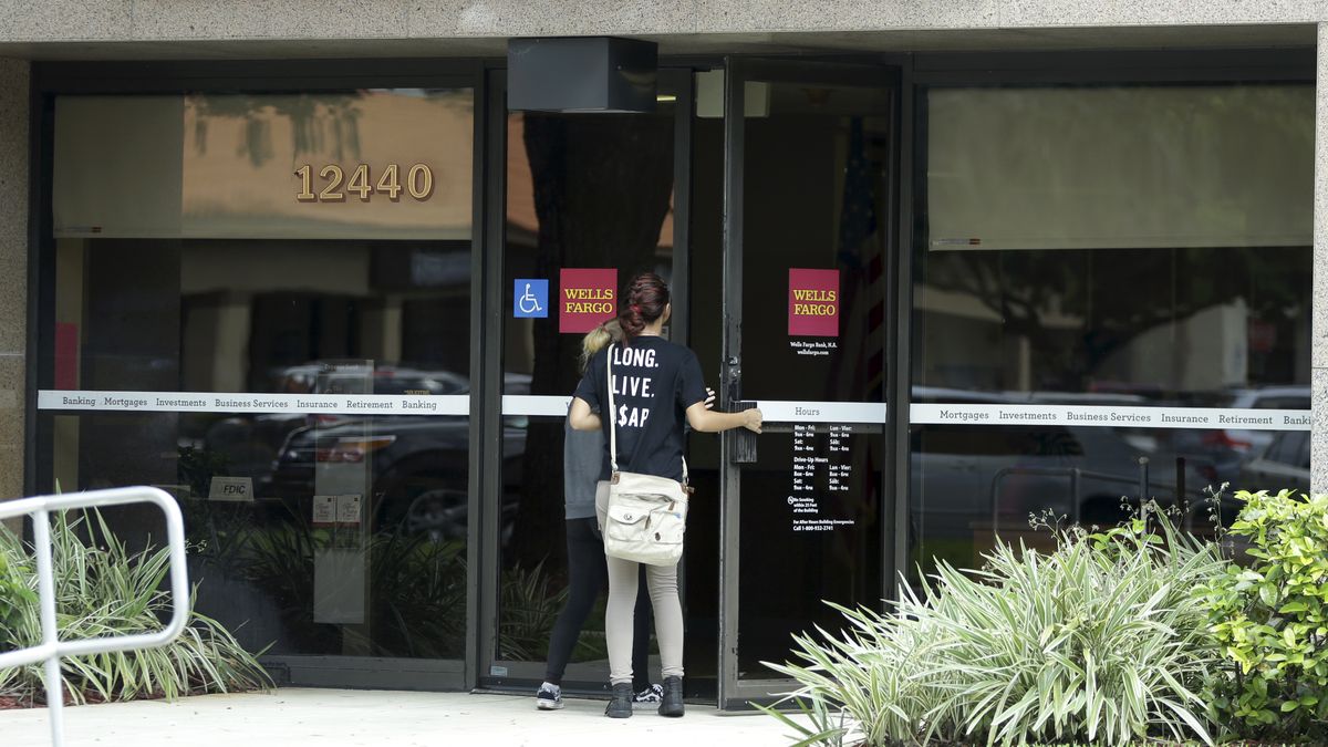 Tras el escándalo, el daño a Wells Fargo se vuelve evidente