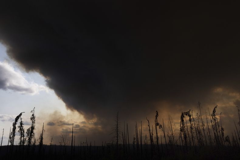 Miles de evacuados en tres provincias por incendios en Canadá