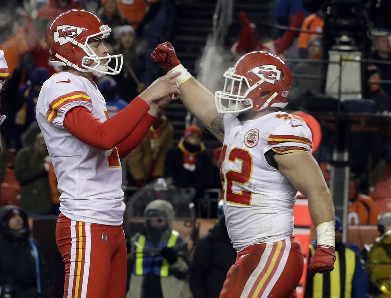 Mahomes debuta y guía a Chiefs a triunfo sobre Broncos