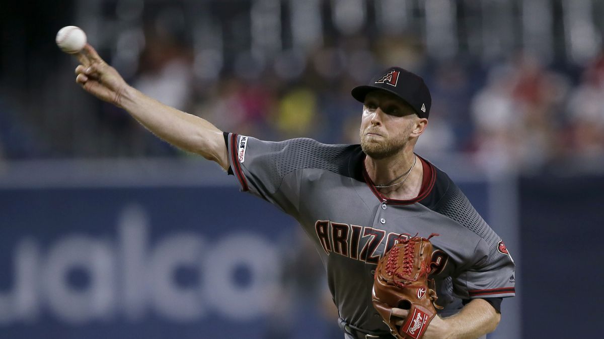 Kelly lanza 7 sólidos innings, Arizona blanquea a Padres 9-0