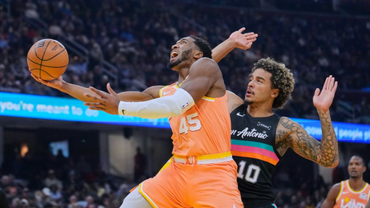 Donovan Mitchell anota 28 puntos y Cavaliers vencen 130-117 a Spurs