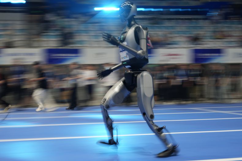 Robots humaoides bailan hip-hop y hacen artes marciales en feria ...