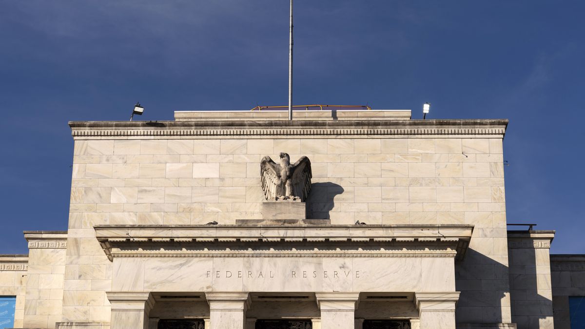 Funcionarios de la Fed anticipan reducciones más lentas de tasas