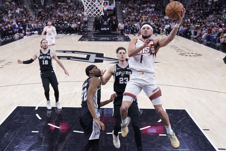 Con 32 puntos de Booker, Suns le pasan encima a los Spurs, 131-106