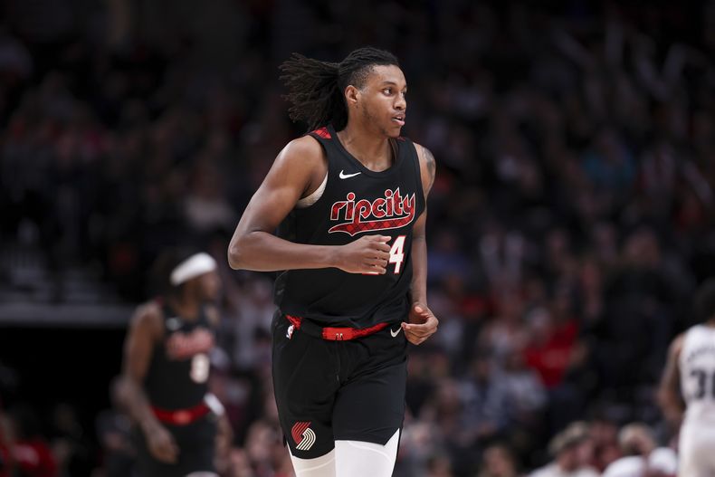 Blazers vencen a Spurs 134-128 y dividen honores en serie de 2 duelos
