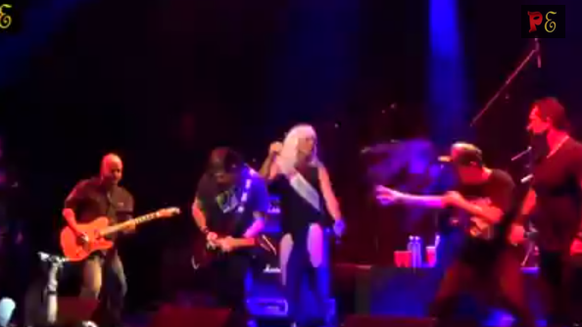 Video: el desopilante blooper de Cristian Castro vestido de mujer