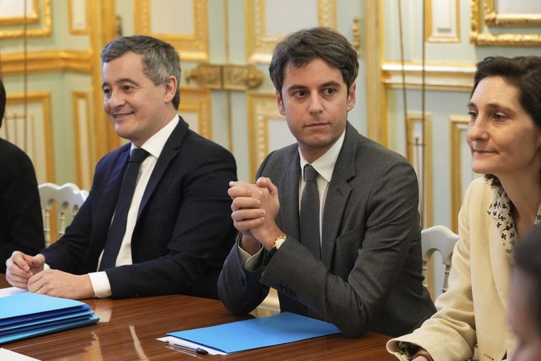 Nuevo primer ministro francés sostiene su 1ra reunión de gabinete