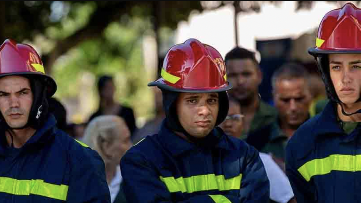 Llegan a Cuba 100 trajes de bomberos donados por EEUU