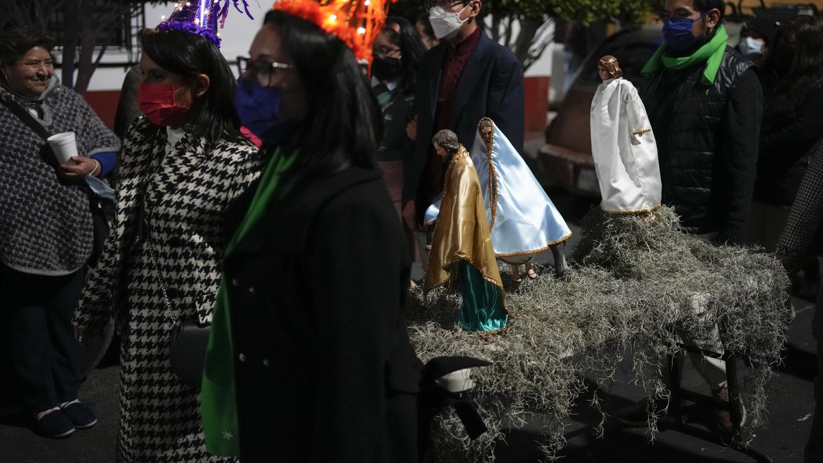 Con fe y buen ritmo, mexicanos gozan posadas en Xochimilco