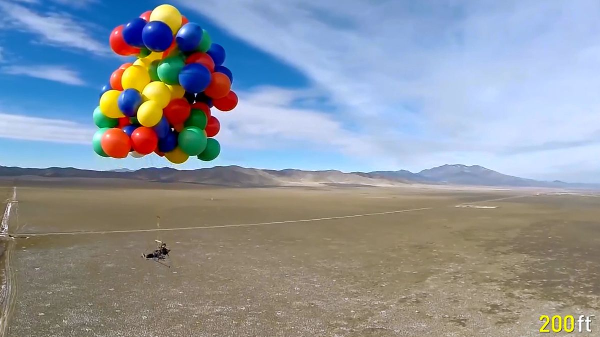 Up en la vida real: ató 90 globos de helio a una silla y salió volando
