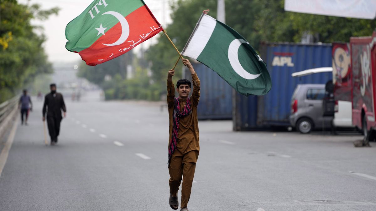 Pakistán: policía rodea la casa de Khan al final del plazo para ...