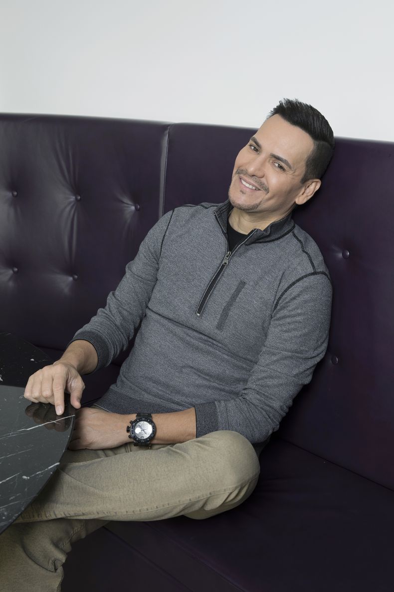 Víctor Manuelle celebra la salsa de hoy y de ayer con “25/7”