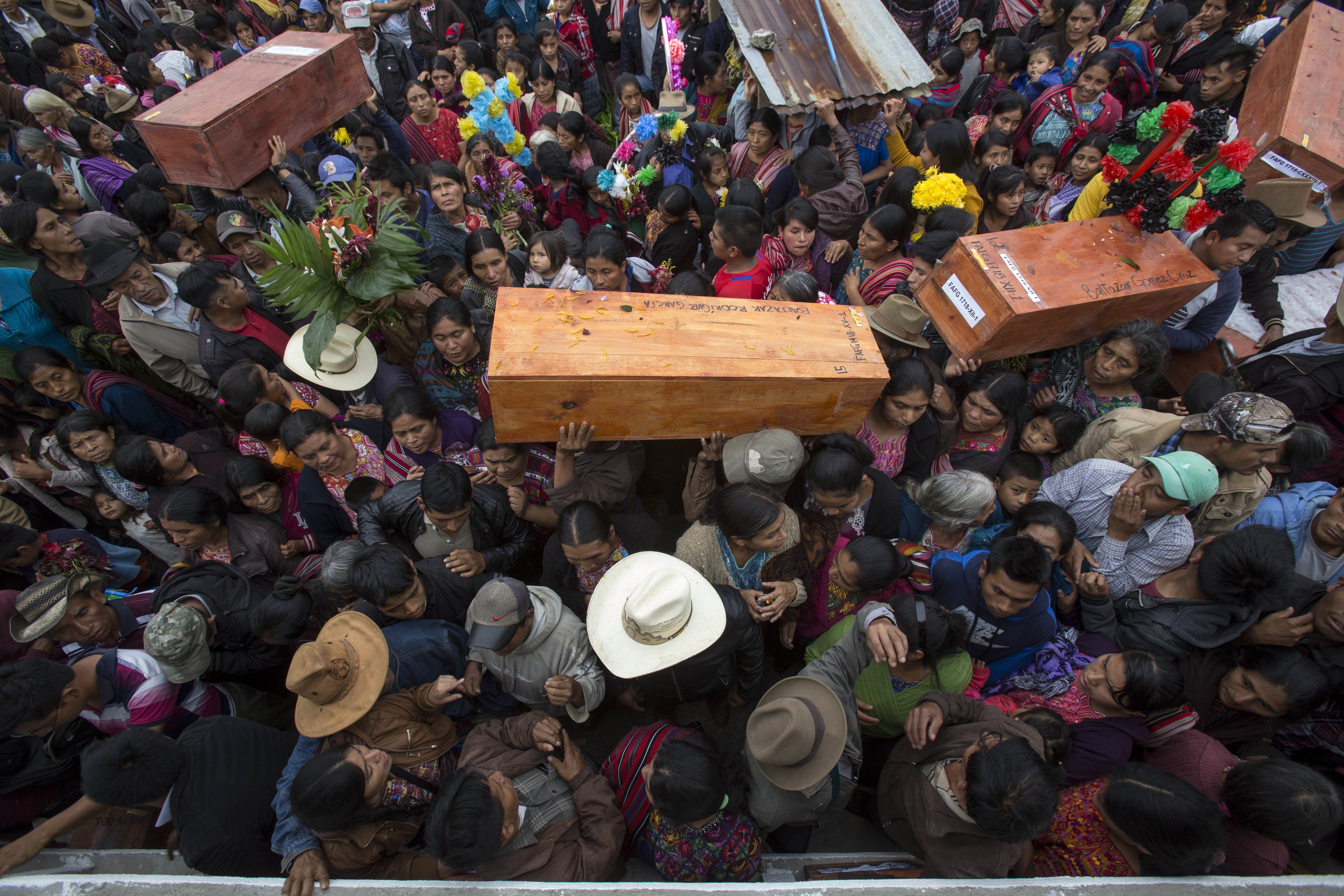 Entregan restos de víctimas de guerra civil en Guatemala