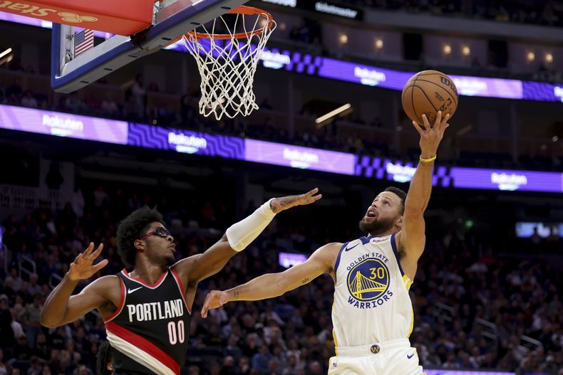 Con 31 puntos de Curry, Warriors remontan para vencer 110-106 a Trail ...