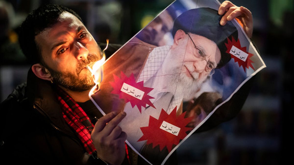 Prendió fuego a una foto, encendió un cigarrillo y se convirtió en ...