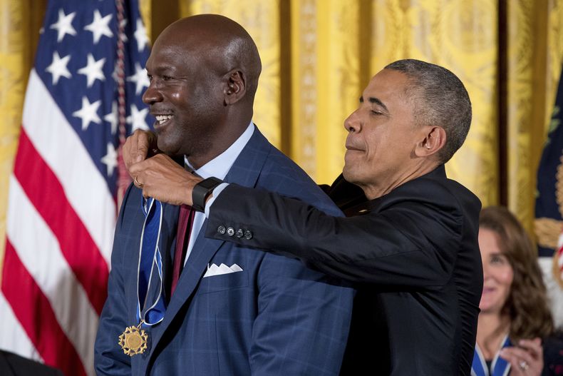 Jordan y Abdul-Jabbar reciben medalla de manos de Obama