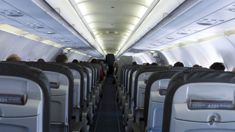 ¿Por qué en los aviones se bajan las luces de la cabina durante el despegue y aterrizaje? (y no ...