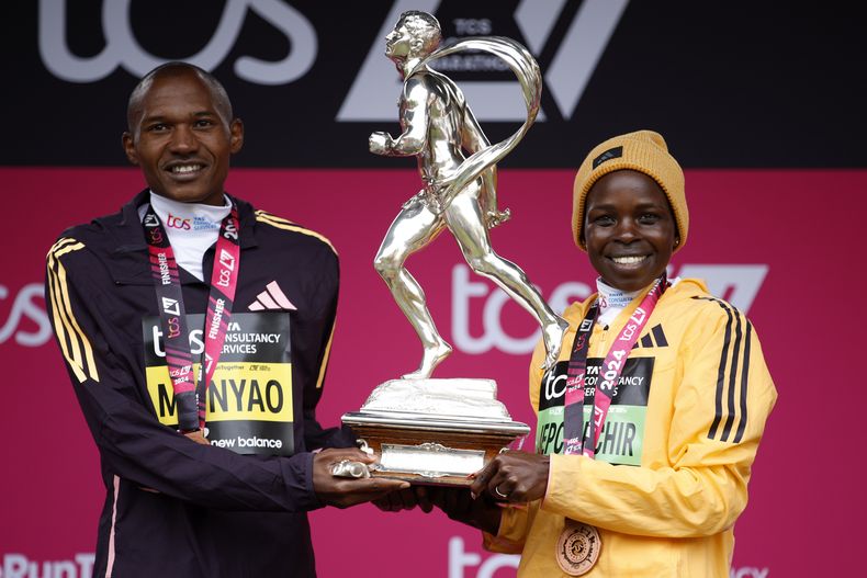 Mutiso Munyao adelanta a Bekele para imponerse en la Maratón de Londres