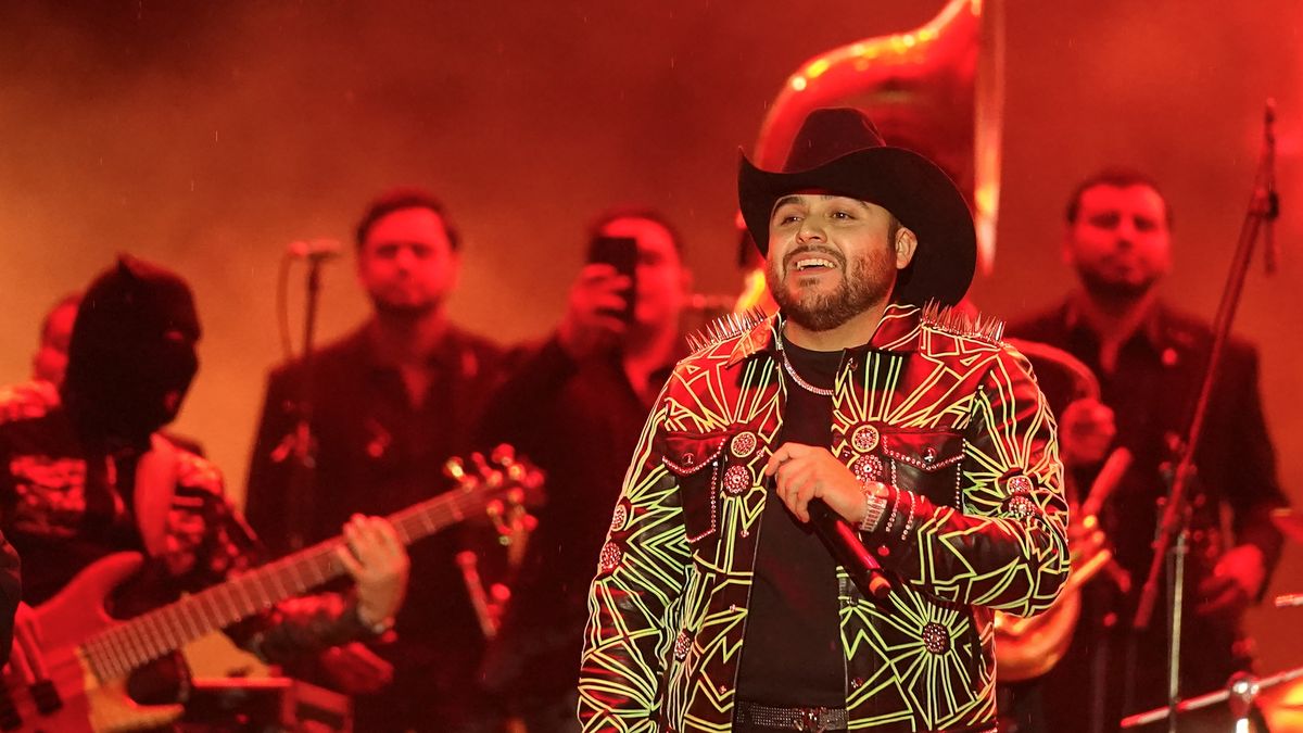 Junior H se resiste a dejar el escenario del Arre en Ciudad de México