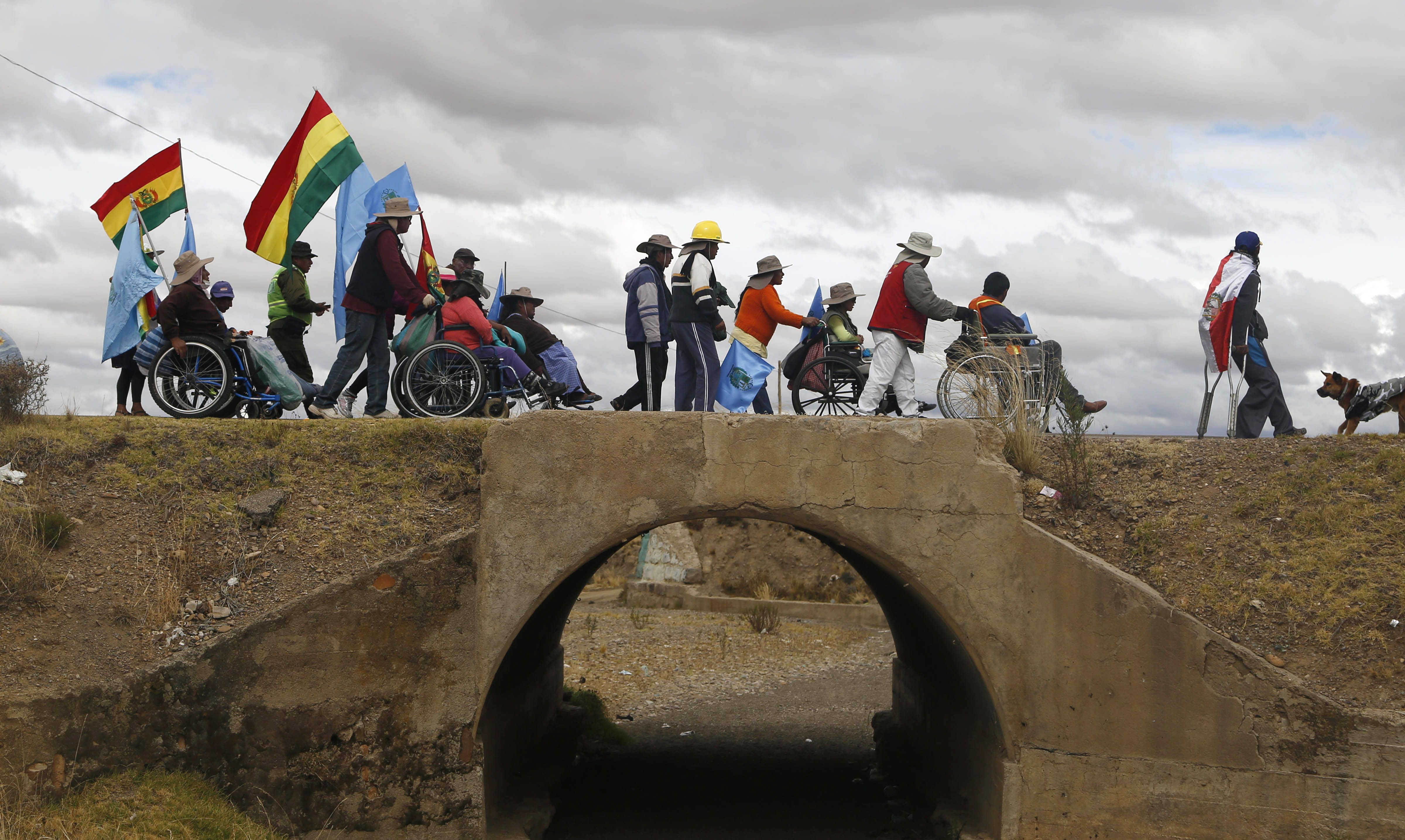 Bolivia: Discapacitados reanudan marcha hacia La Paz
