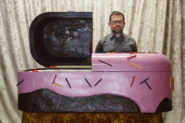 Artista Pedro Reyes monta casa embrujada por las elecciones