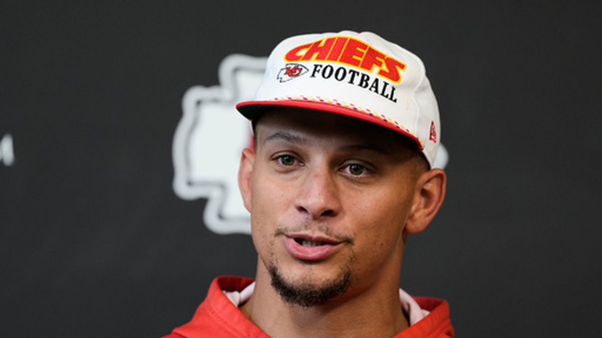 Patrick Mahomes da un gran paso con su rodilla reparada y se une a ...