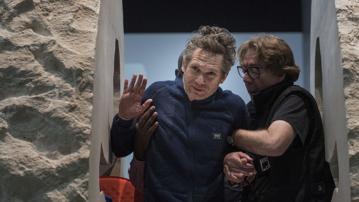 Artista francés emerge de roca en la que pasó una semana