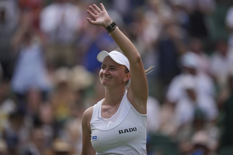 La campeona de Wimbledon Barbora Krejcikova necesita remontar, pero ...