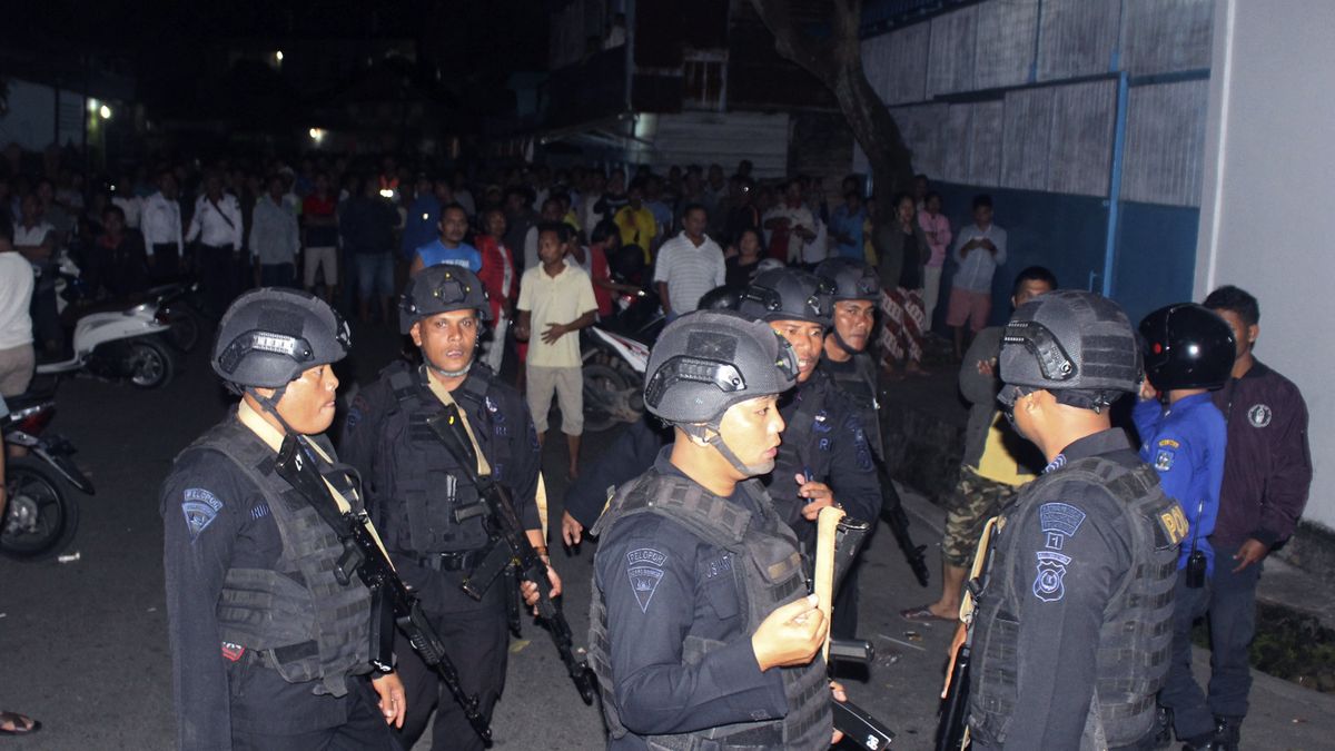 Indonesia: Esposa de extremista detona bomba