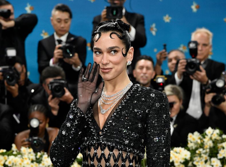 Dua Lipa luce sus clases de español cantando con Fher Olvera de Maná