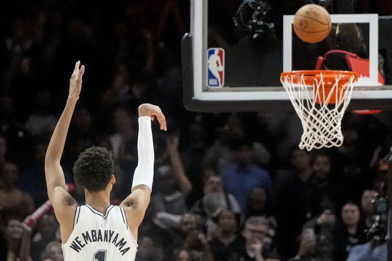 Wembanyama convierte tiro libre decisivo y Spurs superan 126-125 a ...