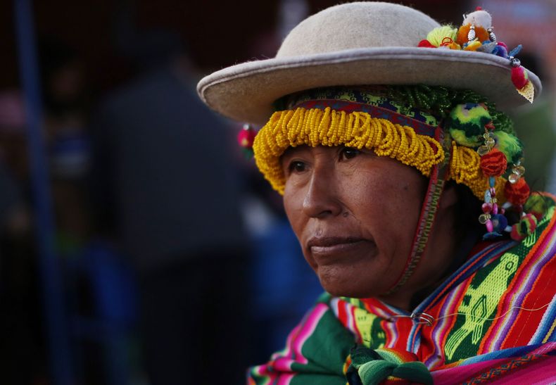 Modelos indígenas exhiben ropa artesanal andina en Bolivia