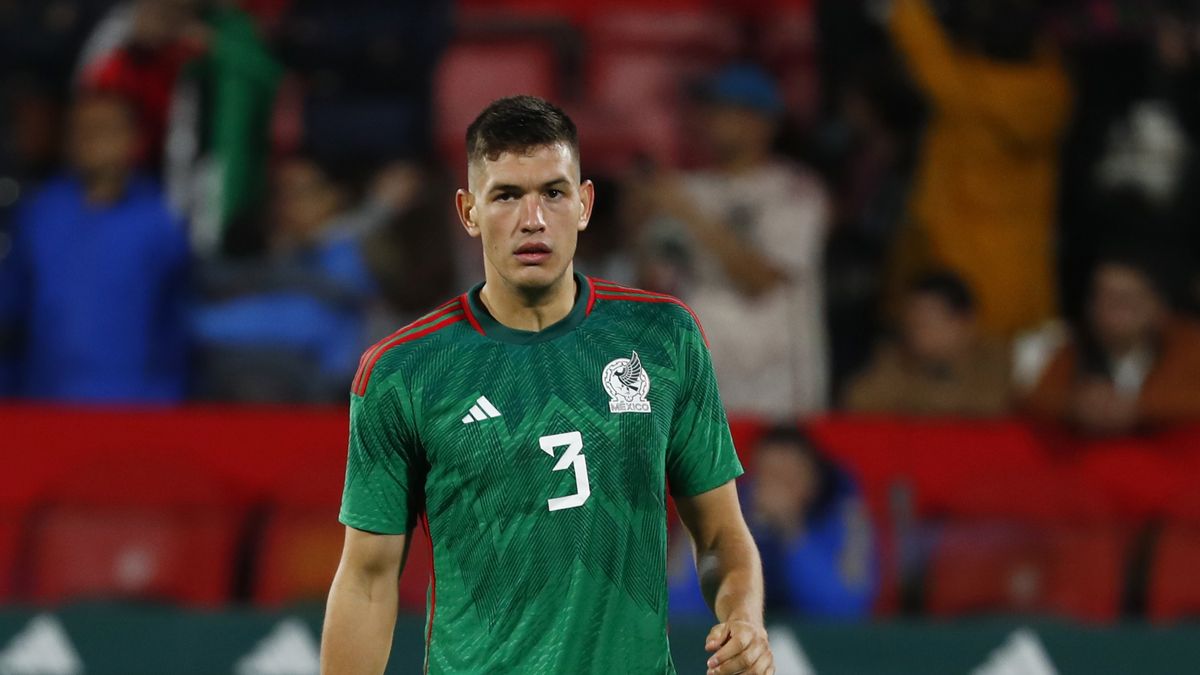 César Montes, listo para maniatar a Robert Lewandowski