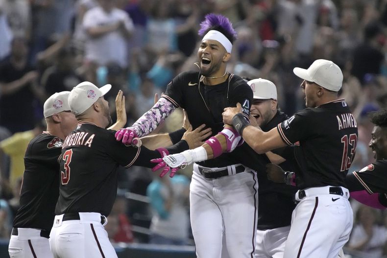 Diamondbacks superan 2-1 a Gigantes con doble de Gurriel en la novena