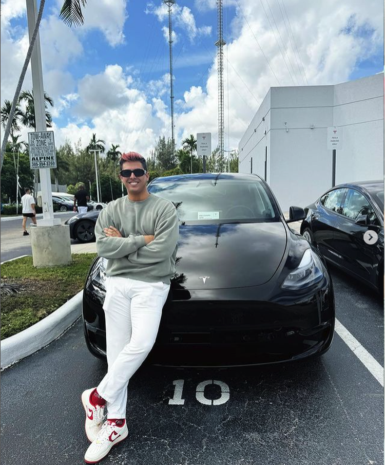 Influencer cubano Carnota celebra la compra de su Tesla a solo un año ...