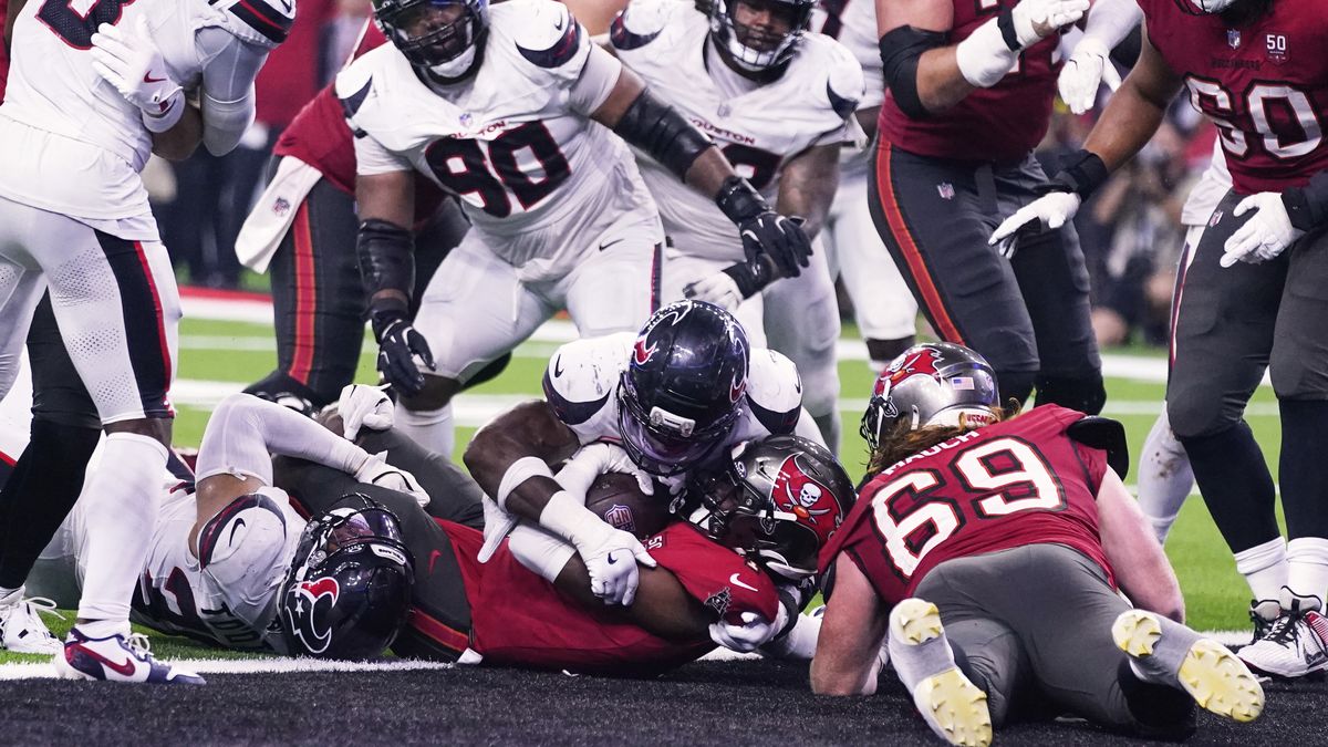 Baker Mayfield y Rachaad White coronan remontada de los Bucs en victoria 20-19 sobre los Texans