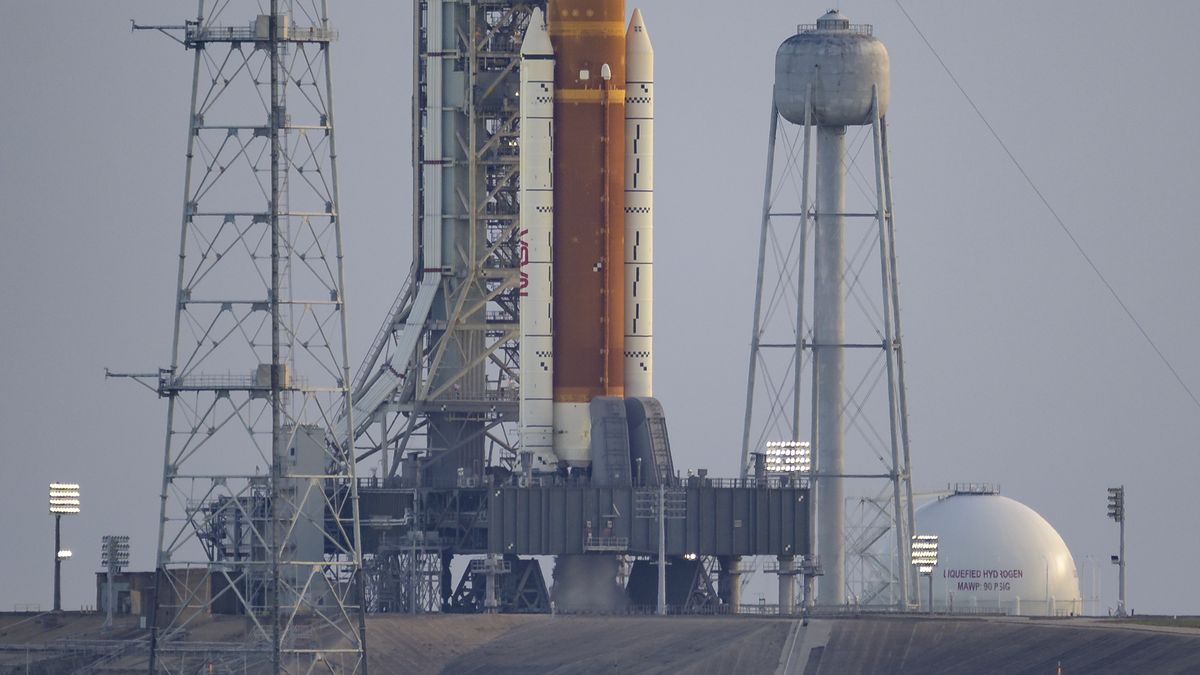 Fuga interrumpe por un momento el despegue de cohete lunar