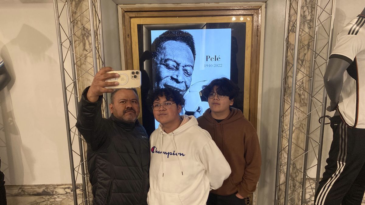 De la cancha al cine y la música, Pelé lo hizo todo