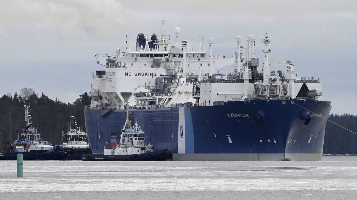 Finlandia recibe terminal flotante de gas licuado