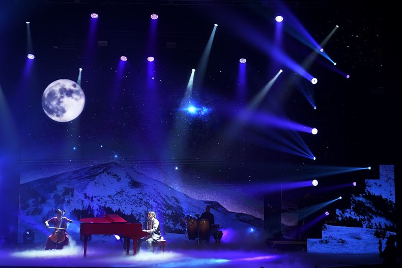 Arthur Hanlon comparte la magia de la Navidad en nuevo video