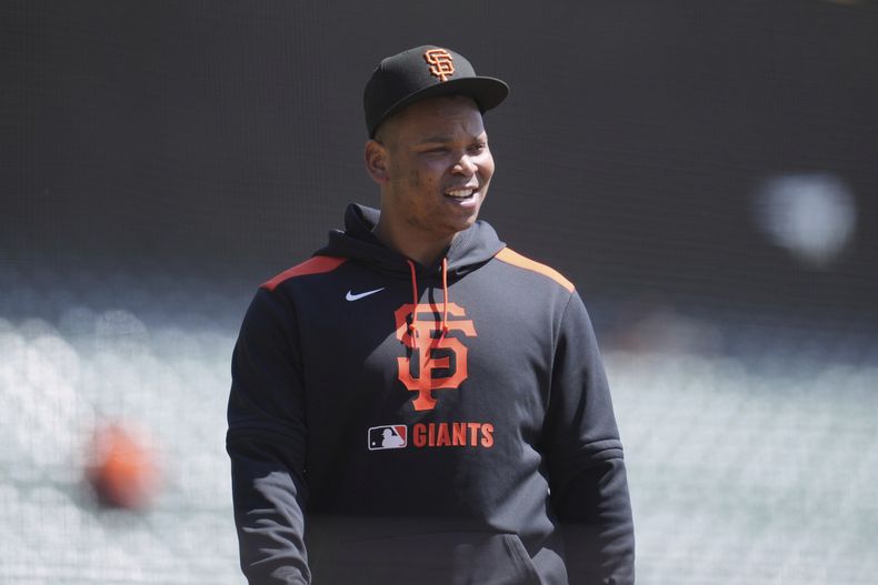 Rafael Devers explica por qué jugaría en primera base con Gigantes y no ...