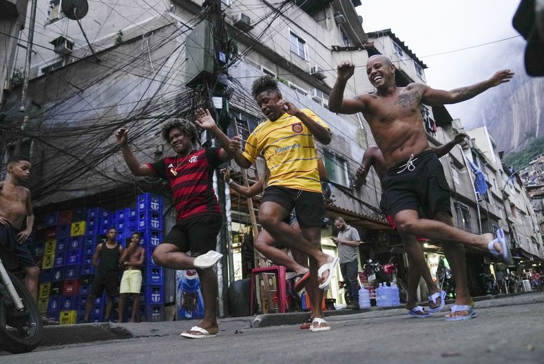 El passinho creado por jóvenes en las favelas de Río es declarado ...