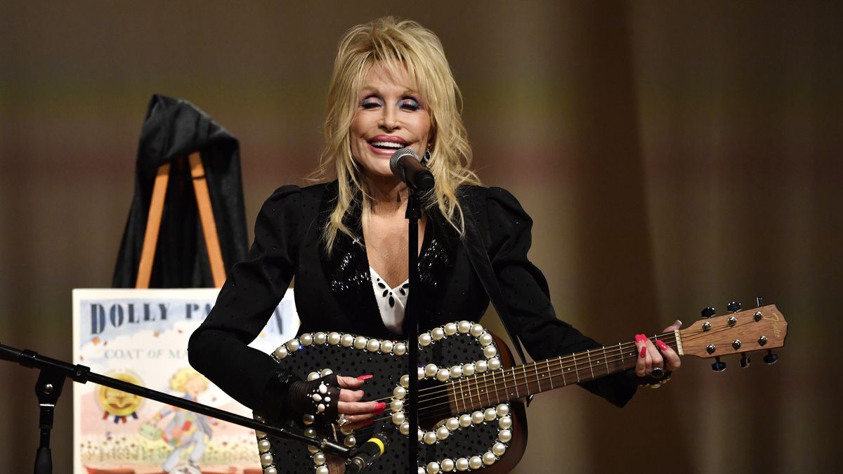 Dolly Parton celebra el alcance de su programa de libros gratuitos ...