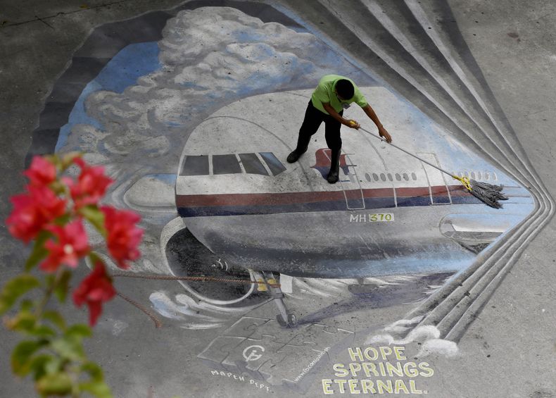 EEUU: Aparecen restos similares al avión desaparecido MH370