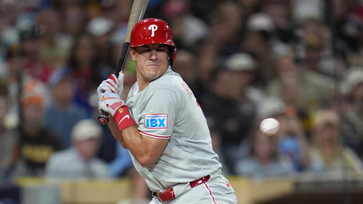 Un pelotazo saca a J.T. Realmuto del juego con dolor en la muñeca y los ...