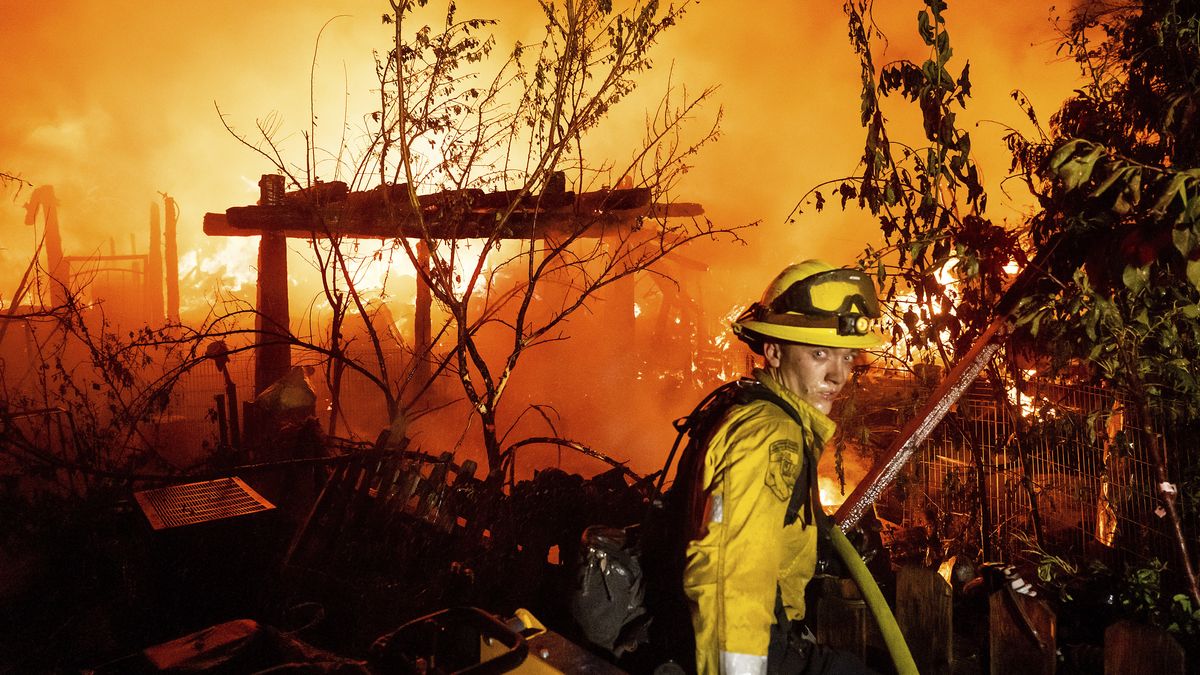 Un incendio forestal arrasa un histórico pueblo minero en California ...