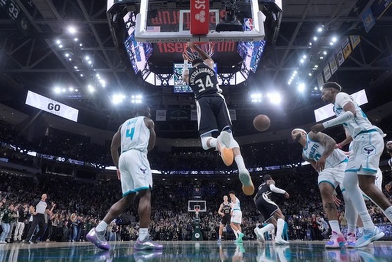 Volcada de Antetokounmpo en los últimos segundos da victoria a Bucks ...