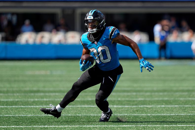 El corredor de los Panthers Chuba Hubbard fuera ante Miami por lesión ...